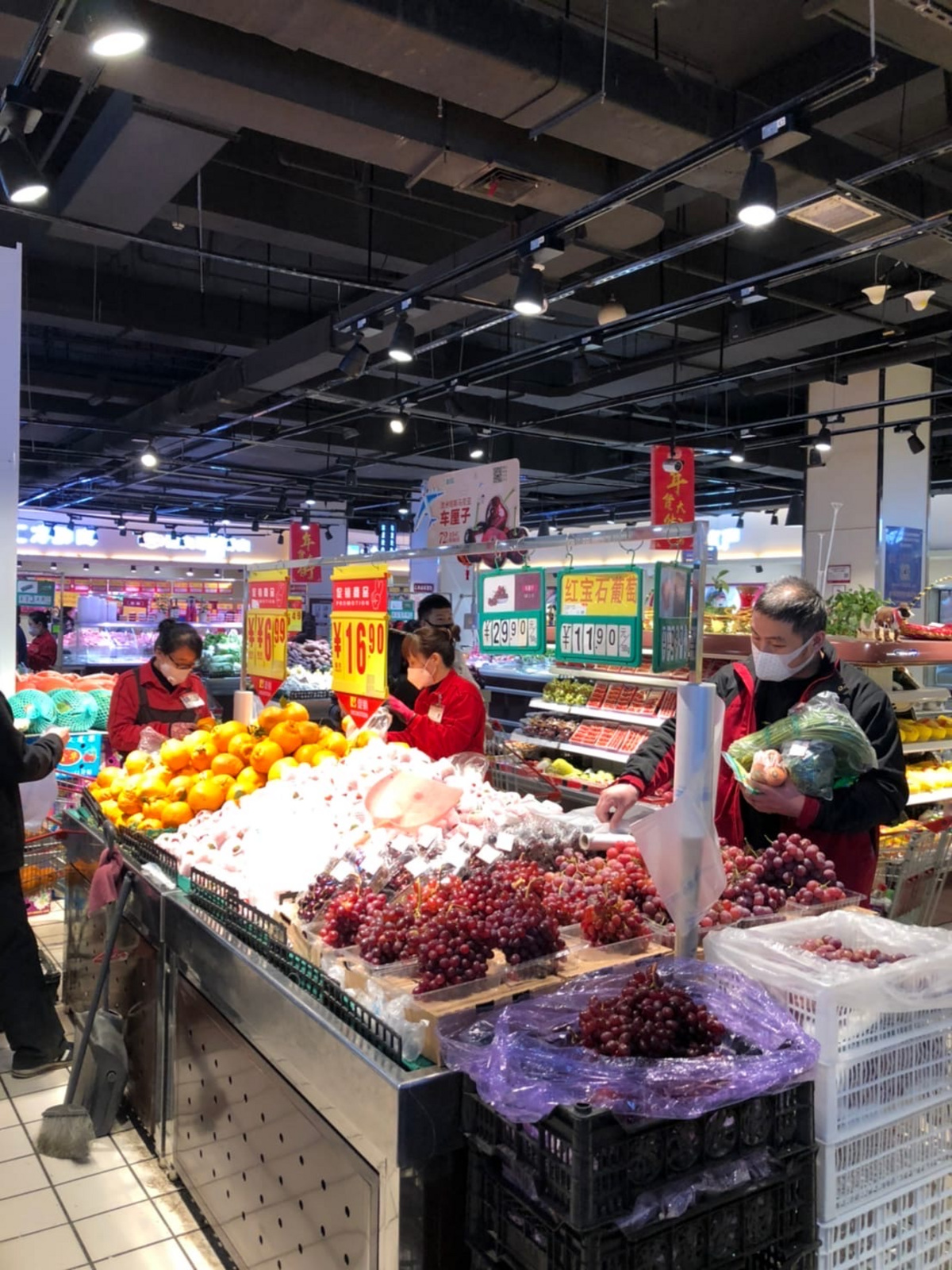 «Магазины открывают на несколько часов. Суперзвезды жертвуют деньги на ...